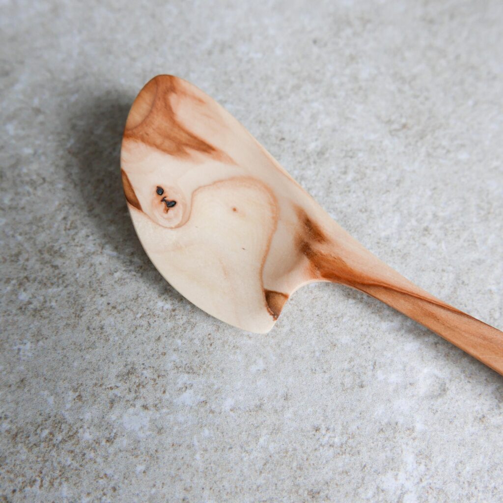 Medium apple wood hand carved spoon 8.5 inch (21 cm) – The Spoon Crank